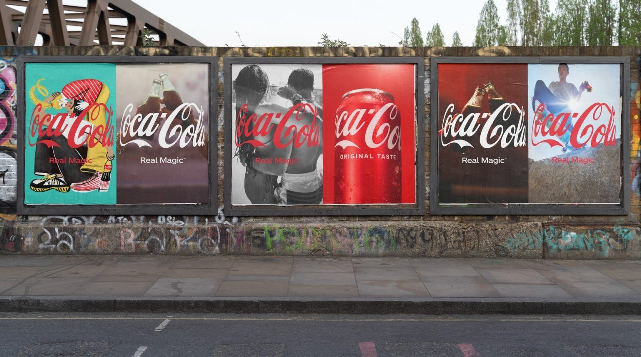 Coca-Cola ra mắt bộ nhận diện thương hiệu mới với logo “Hug” mô phỏng ...