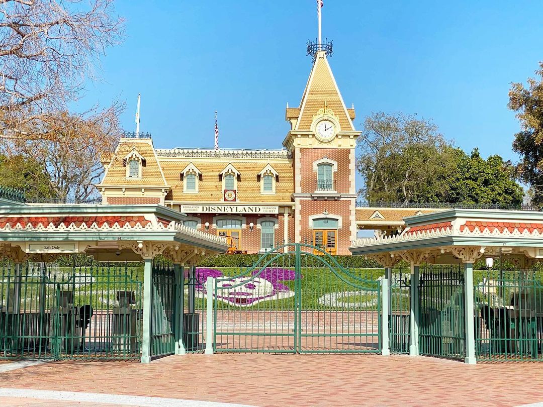 Disney sử dụng một màu sắc đặc biệt gọi là Go Away Green để “đuổi khách ...