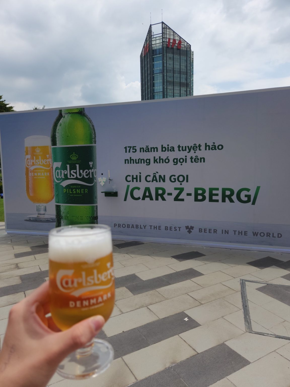 Carlsberg và chiếc “beer-board” đầu tiên tại Việt Nam, đọc đúng tên sẽ được thưởng bia miễn phí ...