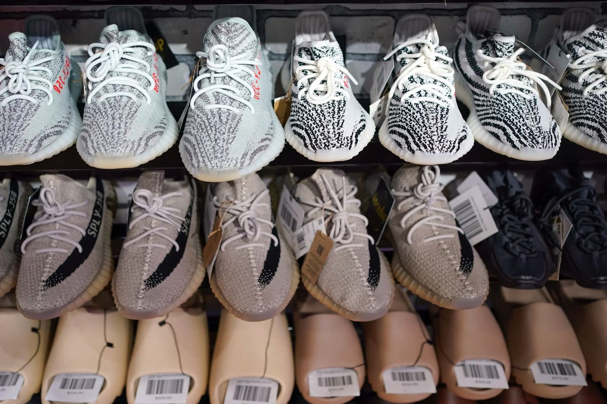 Adidas quyên góp hơn 120 triệu đô la từ việc bán những đôi YEEZY còn ...