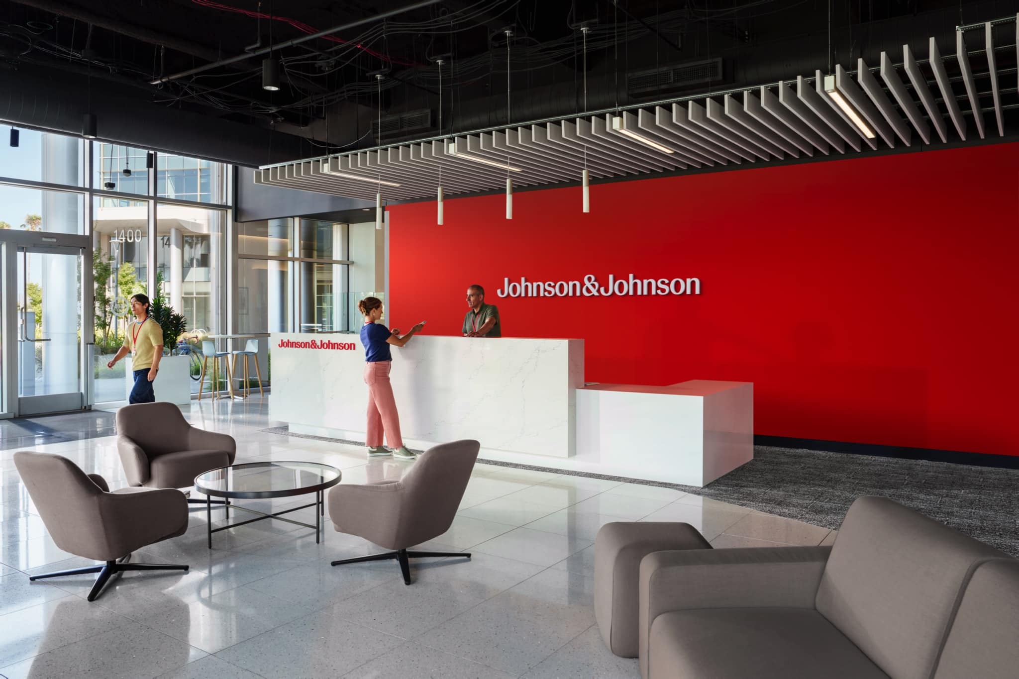 Johnson & Johnson làm mới lại logo thương hiệu sau 135 năm • RGB