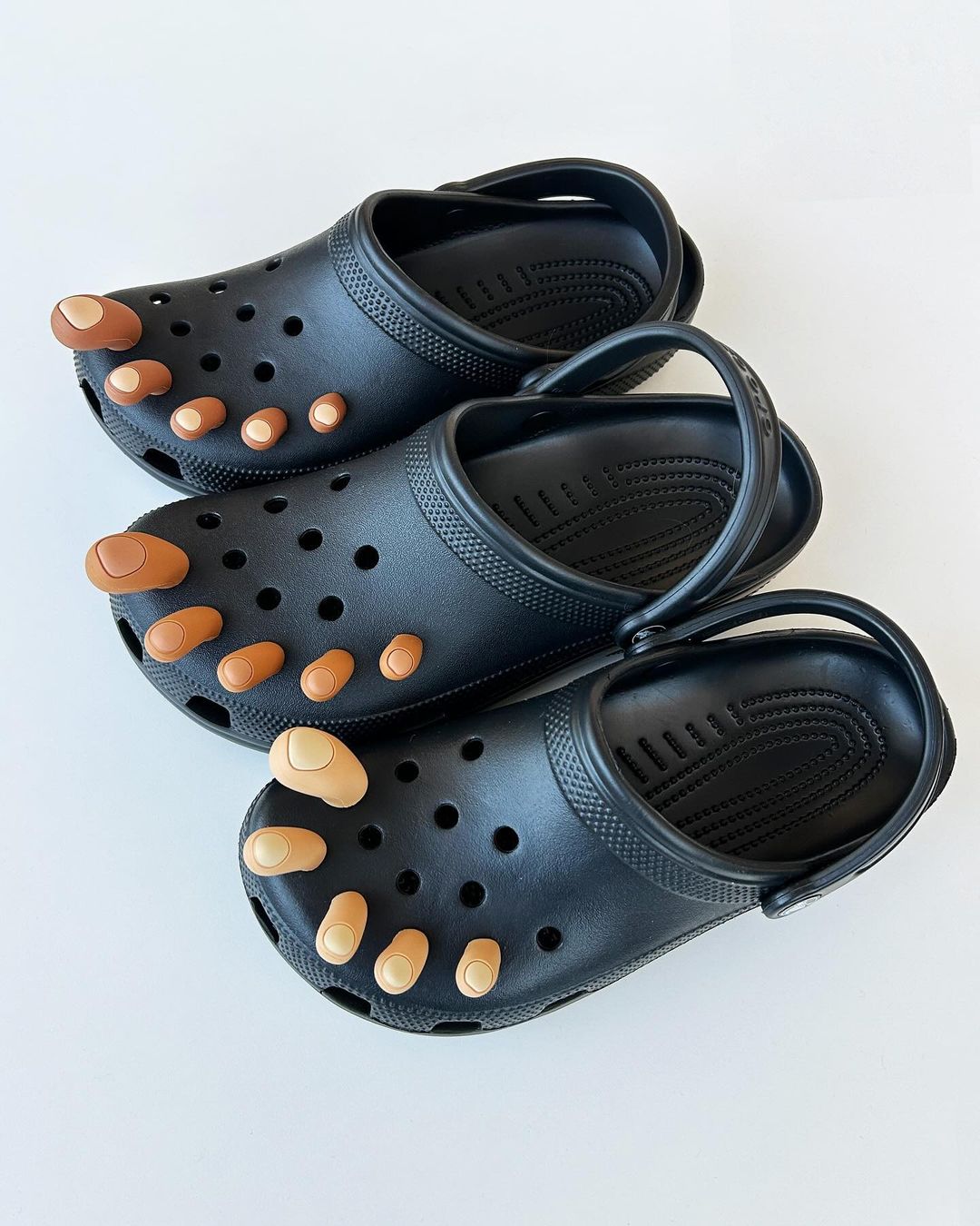 Crocs ra mắt phụ kiện Toe Jibbitz “những ngón chân lủng lẳng” khiến ai ...