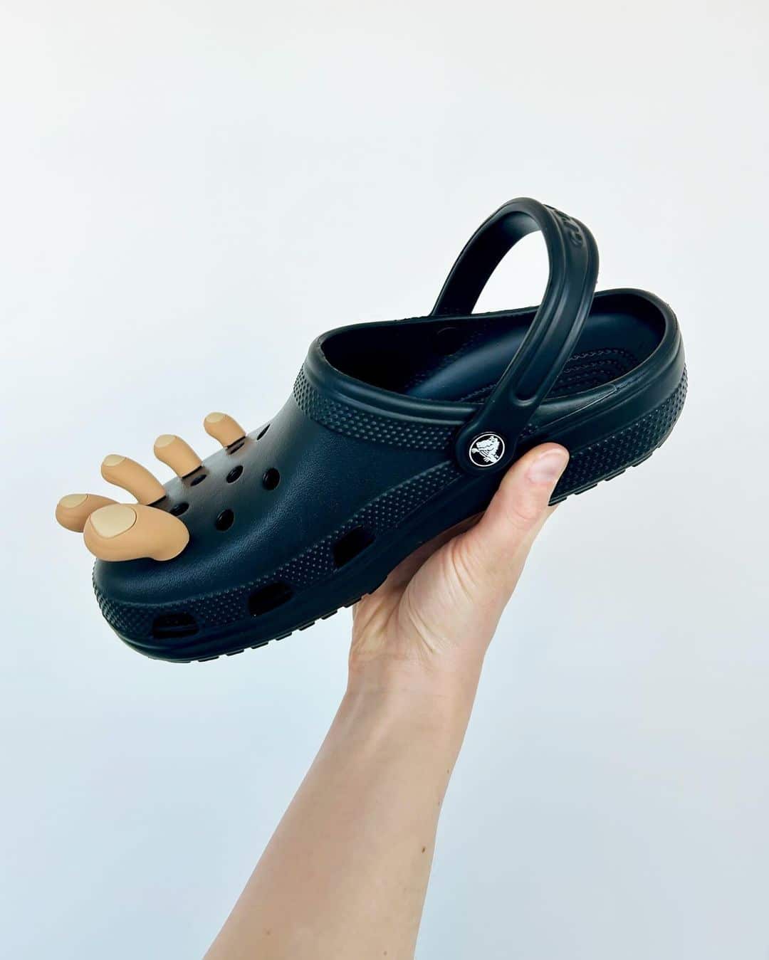 Crocs ra mắt phụ kiện Toe Jibbitz “những ngón chân lủng lẳng” khiến ai ...