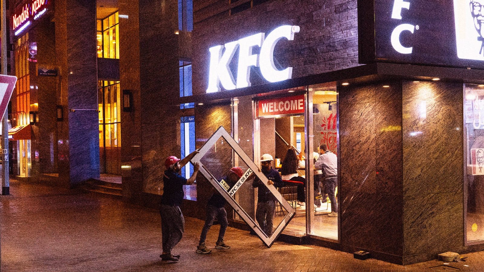 KFC tháo bỏ cửa ra vào nhà hàng để quảng bá dịch vụ mở cửa xuyên đêm ...