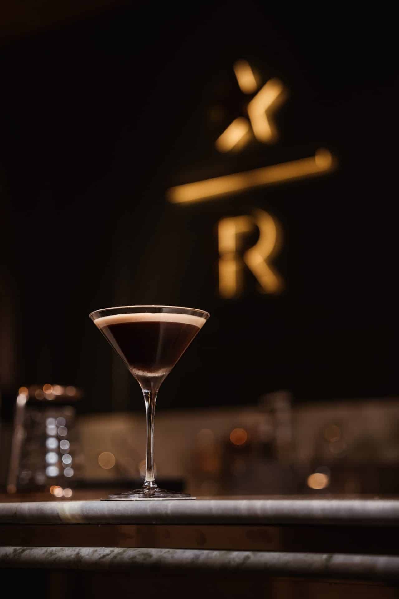 Starbucks khai trương cửa hàng Reserve Mixology kết hợp cà phê ...